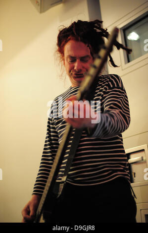 Jeremy Cunningham (bass guitar, vocals)& Simon Friend (guitar, banjo ...