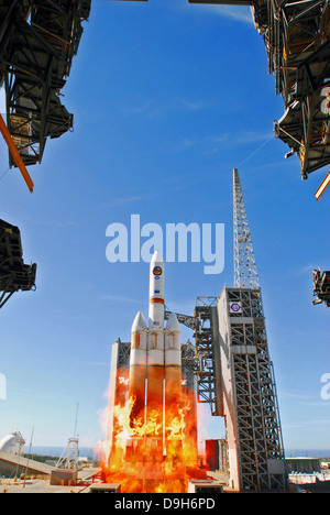 Delta IV-Heavy Taking Off Stock Photo - Alamy