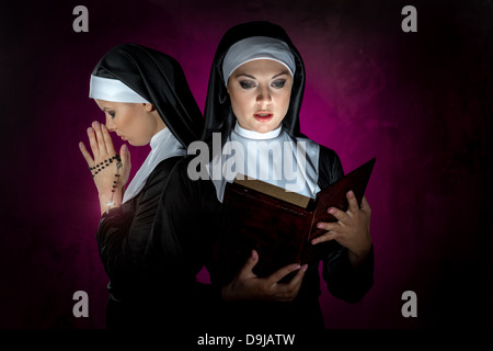young nun praying the rosary Stock Photo - Alamy