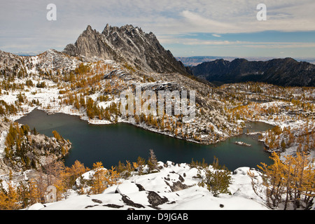 Prusik Peak and The Temple above Perfection Lake in autumn, Enchantment ...