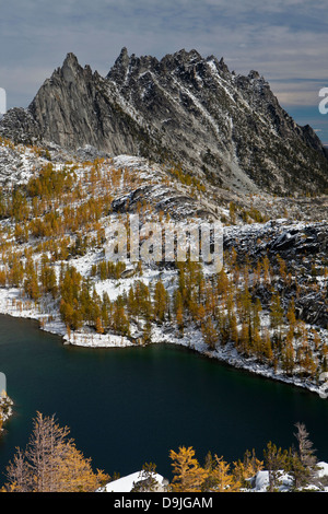 Prusik Peak and The Temple above Perfection Lake in autumn, Enchantment ...