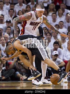 San Antonio Spurs guard Chris Paul, left, drives as Chicago Bulls guard ...