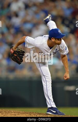 Kansas City Royals pitcher Bruce Chen throws against the Detroit Tigers ...
