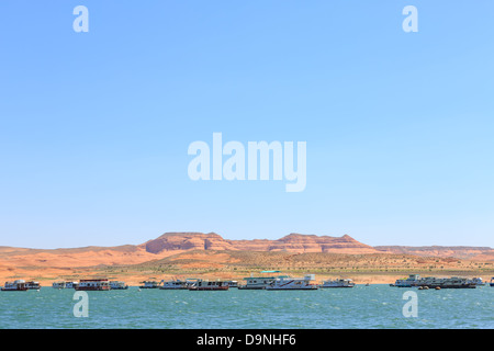 Moored houseboats in Halls Crossing Marina at Lake Powell in Utah Stock ...