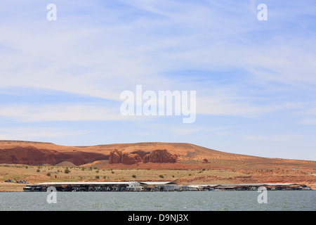 Moored houseboats in Halls Crossing Marina at Lake Powell in Utah Stock ...