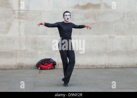England, London, Trafalgar Square, Mime Artist Busking Stock Photo - Alamy