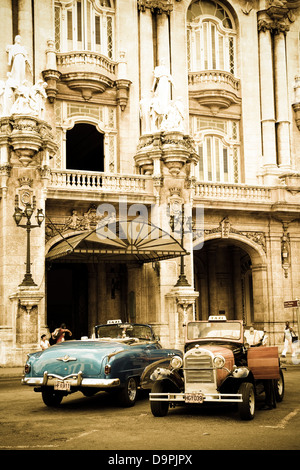 The National Capitol of Cuba dome and the traffic of vintage old ...