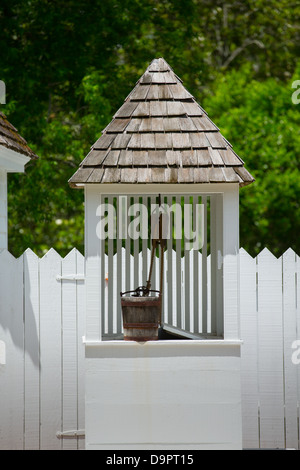 Water well, Colonial Williamsburg, Virginia Stock Photo - Alamy
