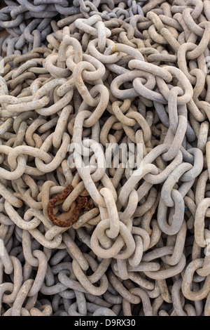 Heap of heavy iron chains Stock Photo - Alamy