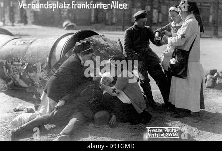German Red Cross (DRK) nurses take care of the troops - the Nazi ...