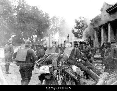 German troops cross the border with Russia, 1941 Stock Photo - Alamy