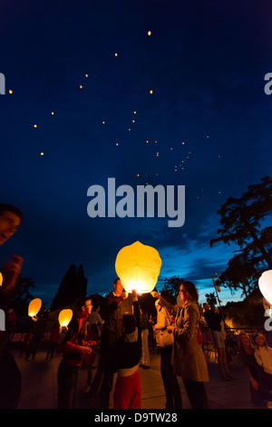 Sky lanterns, flying lanterns, floating lanterns, hot-air balloons ...