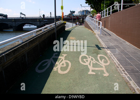 Cyclepath on Clydeside walkway Broomielaw Glasgow Stock Photo - Alamy