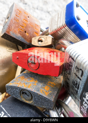 Love Padlocks, Brooklyn Bridge, NYC Stock Photo - Alamy