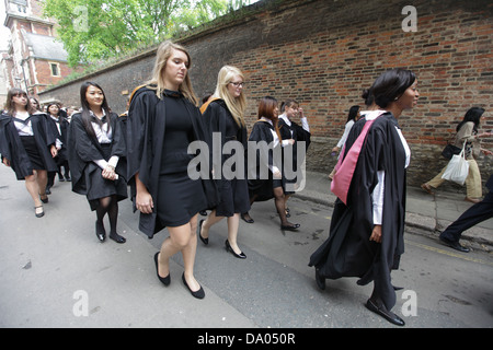 GRADUATION DAT AT CAMBRIDGE UNIVERSITY SHOWS STUDENTS ON THEIR WAY TO ...