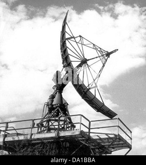 The AN-FPS-4 is an early-warning radar system used by the U.S. military ...