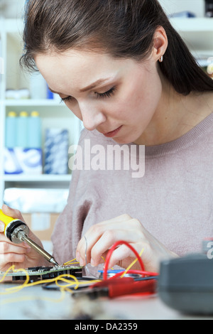 woman soldering a circuit board in her tech office Stock Photo - Alamy