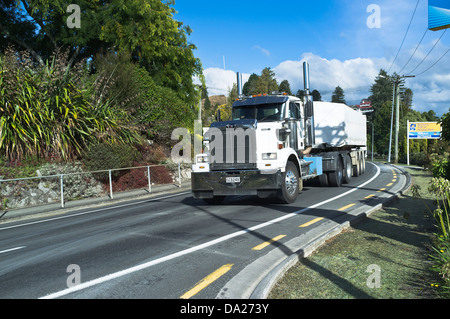 dh TRANSPORT NEW ZEALAND Lorry and trailer on state highway 2 Stock ...