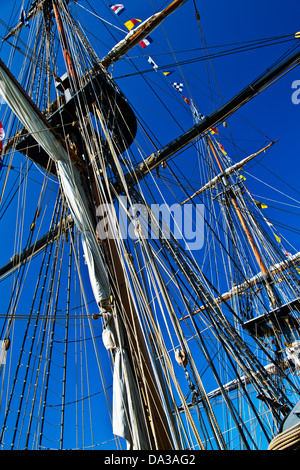 Rigging & Ropes On A Tall Ship Stock Photo - Alamy