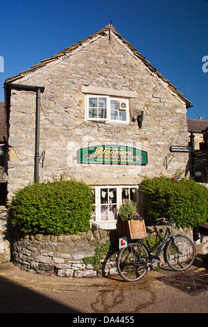 Bloomers Bakewell pudding shop in Bakewell, Derbyshire, England, UK ...