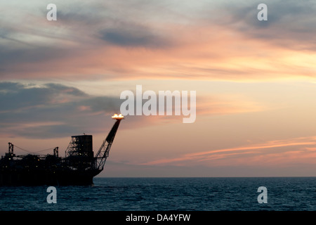 silhouette of an offshore FPSO oil rig Stock Photo - Alamy
