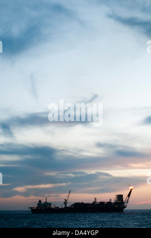 silhouette of an offshore FPSO oil rig Stock Photo - Alamy