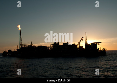 silhouette of an offshore FPSO oil rig Stock Photo - Alamy