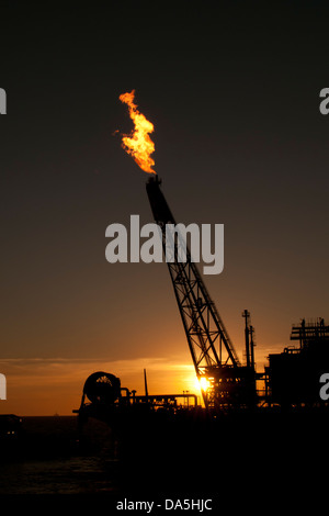silhouette of an offshore FPSO oil rig Stock Photo - Alamy