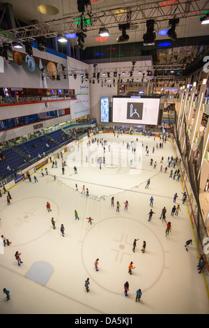 UAE, Downtown Dubai. Ice skating rink in Dubai Mall Stock Photo - Alamy
