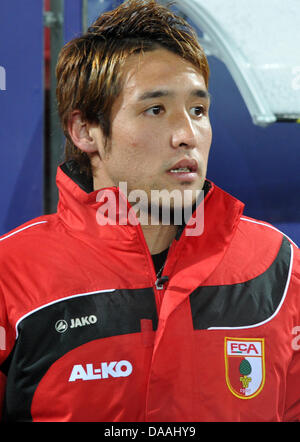 Augsburg's Hajimi Hosogai (L) appears at the stadium for the first time ...