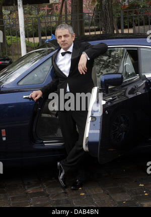 The British actor Rowan Atkinson poses in front of a Rolls Royce in ...