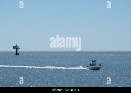 boat moving through water Stock Photo: 17560748 - Alamy