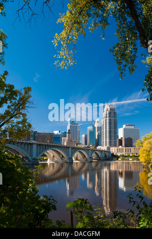 SKYLINE OF MINNEAPOLIS, MINNESOTA AND THE MISSISSIPPI RIVER AT DUSK ...