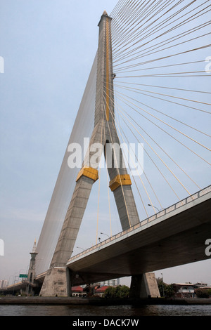 Phra Pin-klao Bridge across Chao Phraya River, Bangkok, Thailand Stock ...