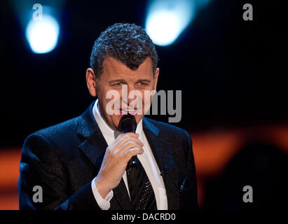 Argentinian-Austrian folk singer Semino Rossi performs during the ...