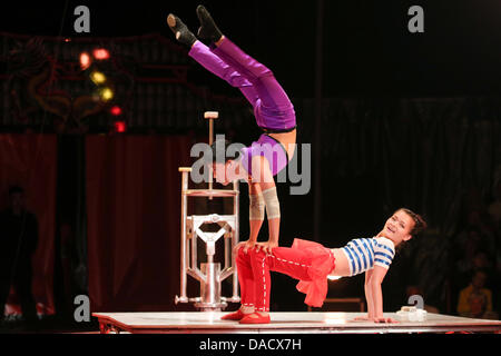 Acrobats of the Chinese state circus perform with plates in Hamburg ...