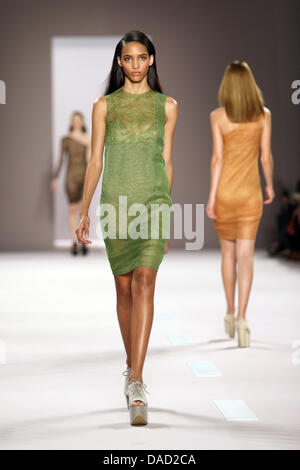 Akris Paris Ready to Wear Spring Summer Model Yevgeniya Kedrova ...