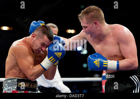 German super middleweight boxer Henry Weber (L) and Croatian boxer ...