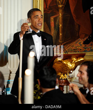 President Barack Obama toasts after delivering remarks during a dinner ...