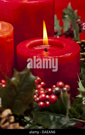 Red advent flower arangement with burning candles Stock Photo - Alamy