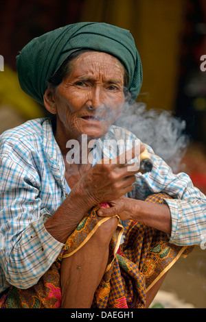 cigar smoking women Bagan/Myanmar Stock Photo - Alamy