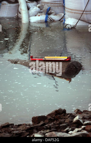 Firemen reveal a blockbuster bomb from World War II in the Rhine with ...