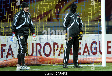 Leverkusen's second goalkeeper Tomasz Bobel practices with a cold ...