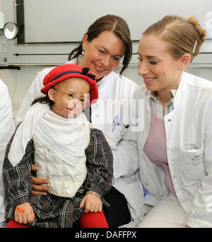 A fire victim, the Iraqi three-year-old girl Maryam and her foster ...