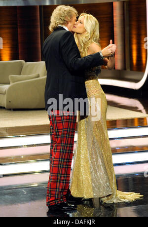 Die Schweizer Moderatorin Michelle Hunziker (r) zeigt Moderator Thomas ...