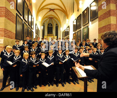 The Thomanerchor (St. Thomas Choir of Leipzig) wait sing at the St ...