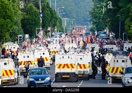 Police PSNI riot squad members in discussion at landrover before parade ...