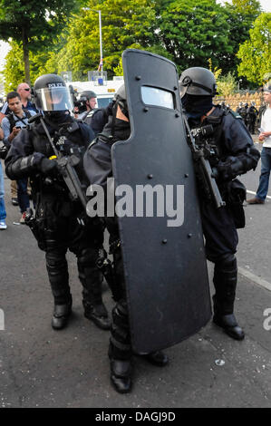 PSNI Police ARV armed response officer wearing a Taser X26 Stock Photo ...