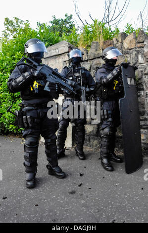 PSNI Police ARV armed response officer wearing a Taser X26 Stock Photo ...