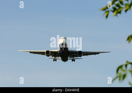 A large low-flying aircraft seconds from landing at Glasgow ...